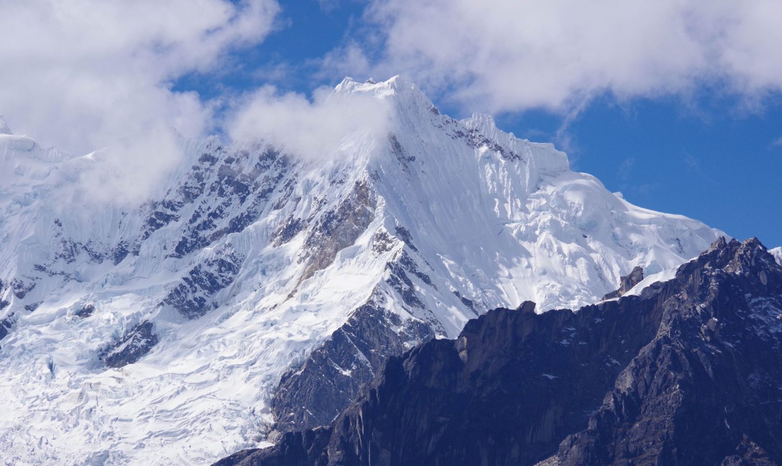 Explora los Andes de Chile: Montañas Nieve y Paisajes Impresionantes